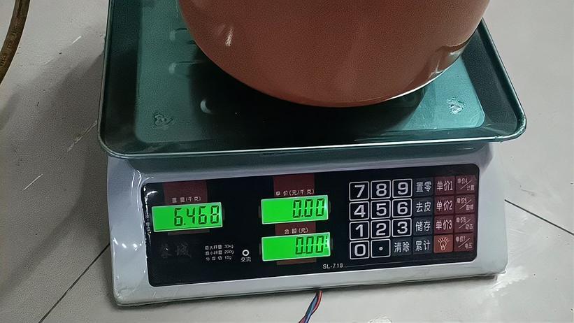 冰箱正在加注制冷剂,需要用秤称,看看吧