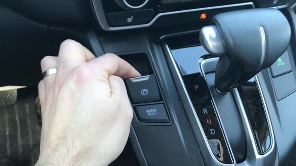 电子手刹正确使用步骤是怎样?新手花1分钟学学,以后开车用得上