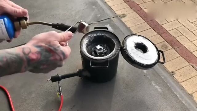 铝制易拉罐是好东西,收集起来熔化铸成铝锭,抛光后看着像银锭