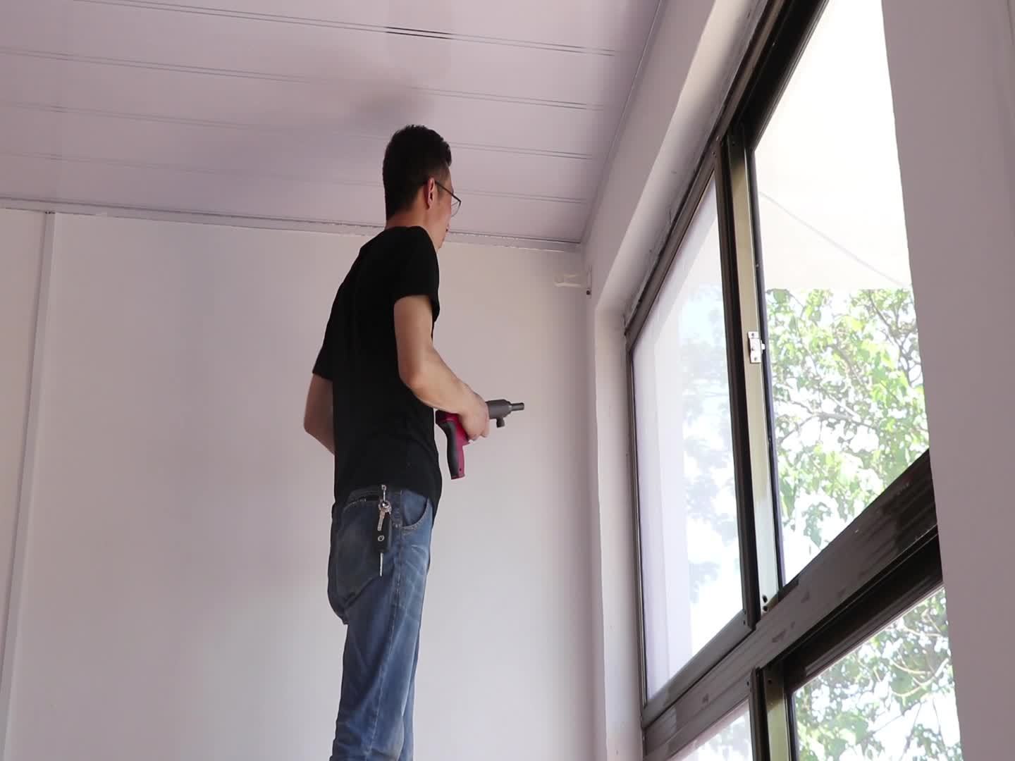 小伙去别人家装修窗帘,装在室内让人心旷神怡,价格还很便宜!