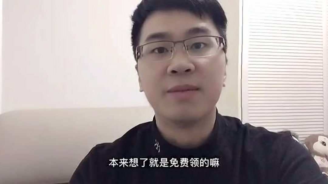 小伙看到店家免费送白酒活动,于是便去领取,结果:竟然被套路