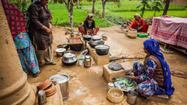 印度生活条件如何,看看她们做饭的环境,实在是难以形容