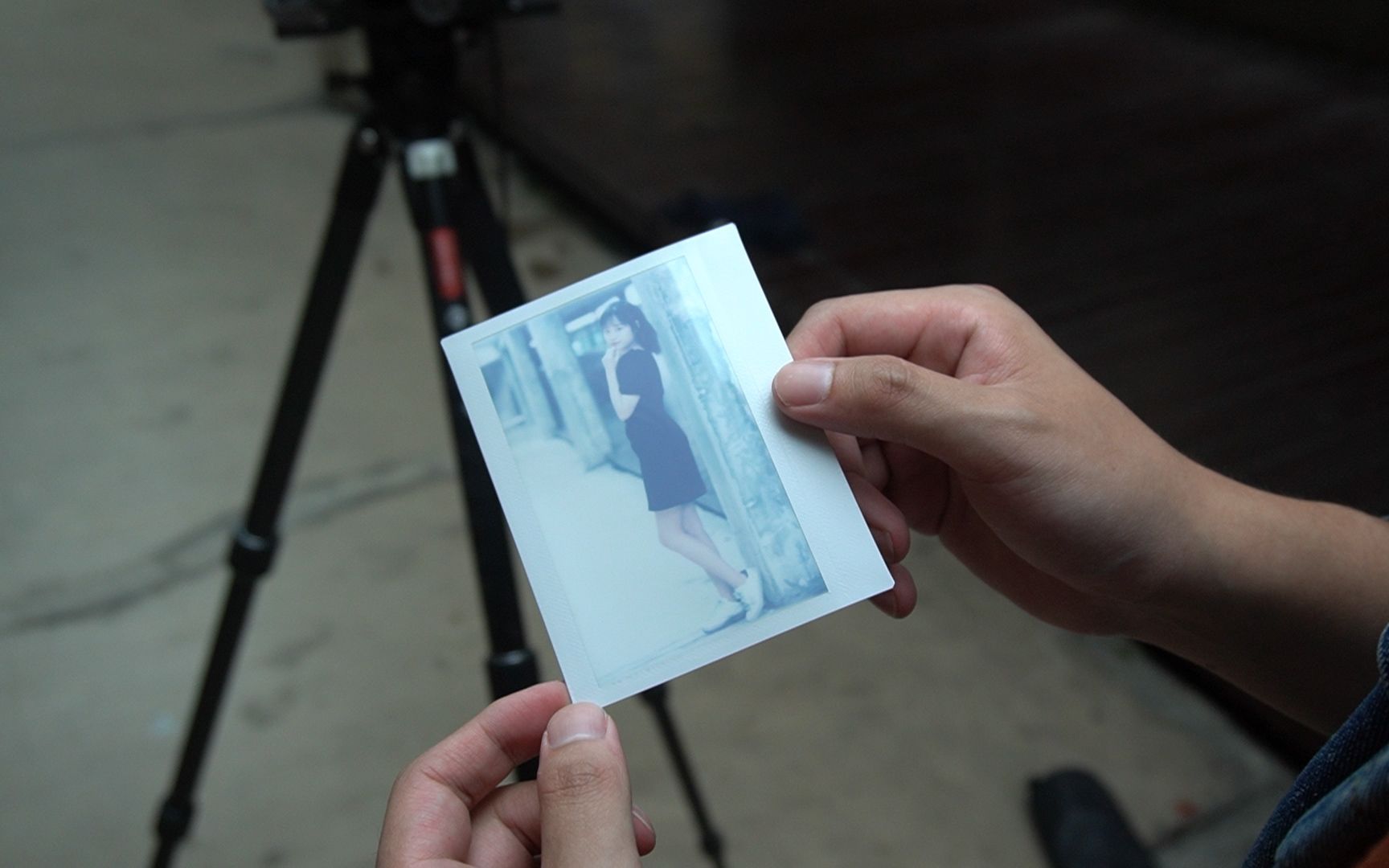 用大画幅拍立得拍妹子是种什么样的体验?|lomograflok大画幅拍立得体验