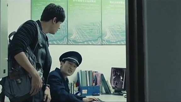 警察办案要调监控查看车牌号,却被服务区保安嘲笑:你说调就调啊