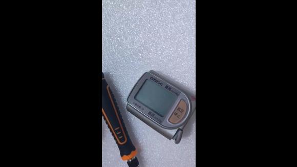 拆解老式欧姆龙腕式血压计,内部做工精湛,配件可替换程度高!