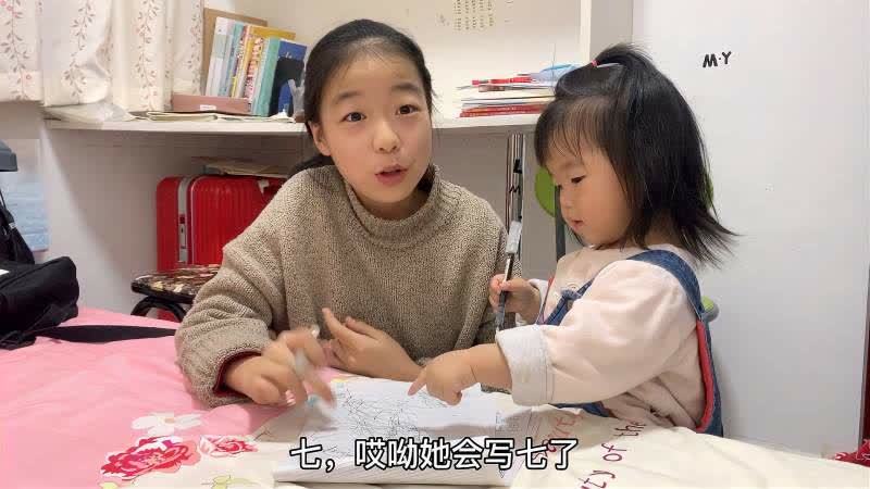 妮妮学写字有模有样的,姑姑教她正确拿笔姿势,这么小能学会吗