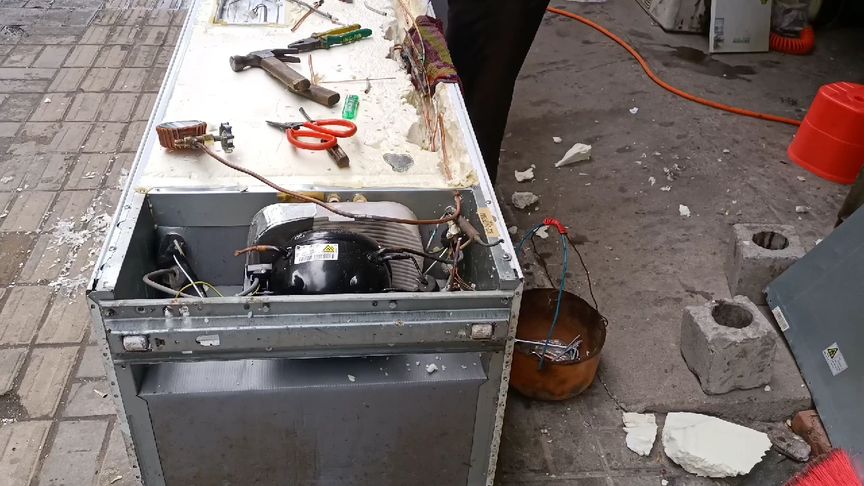 冰箱不制冷维修,更换铜管。