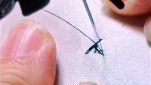 你衣服上面的线标是这么缝制的,用缝纫机还是挺快的