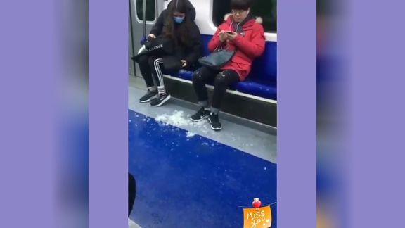 坐着地铁,手上的羽绒服漏了!隔着屏幕都感受到了她的无助
