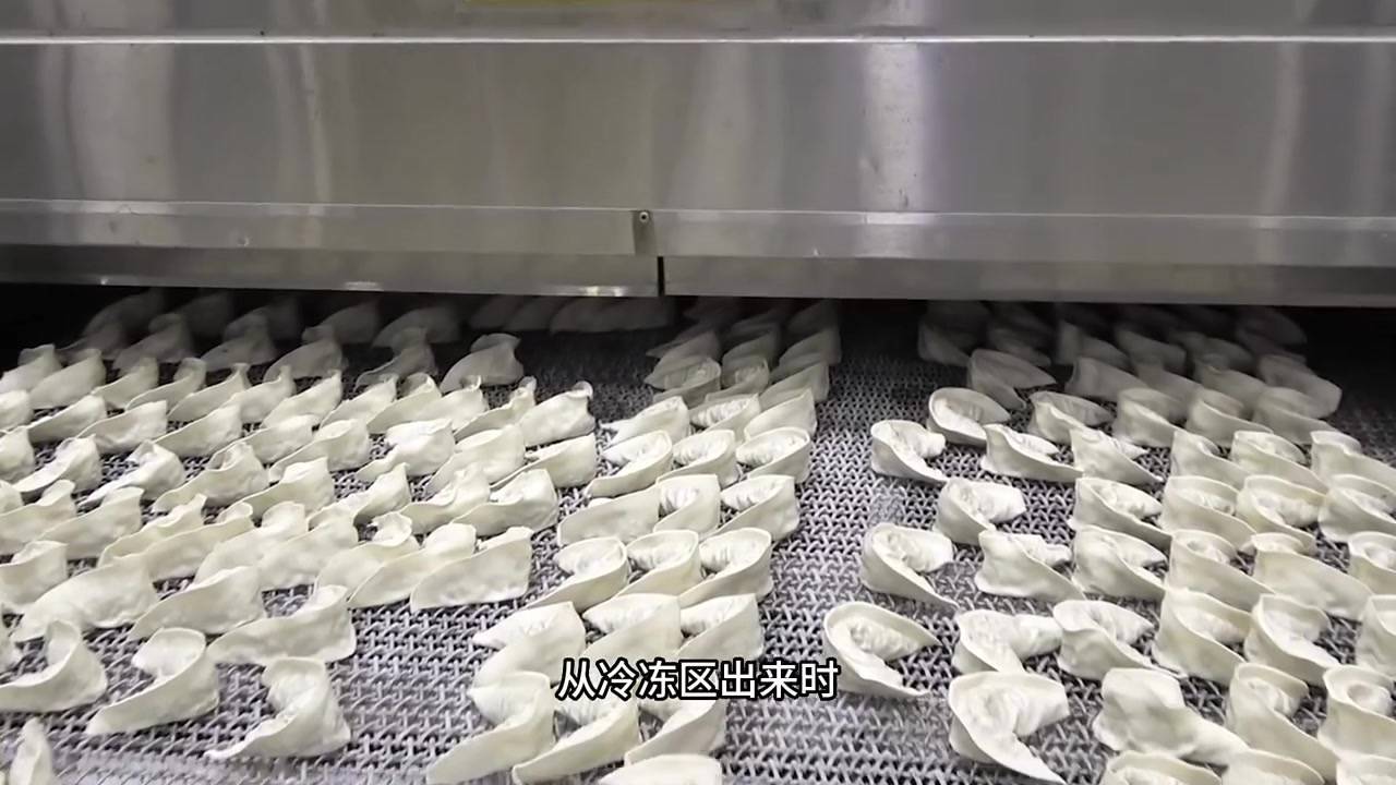 机器会通过扫描判断每个饺子的大小、硬度和湿度