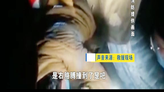 电动车撞上卡车,女子被卷卡车车底,胳膊受伤,真是不幸中的万幸