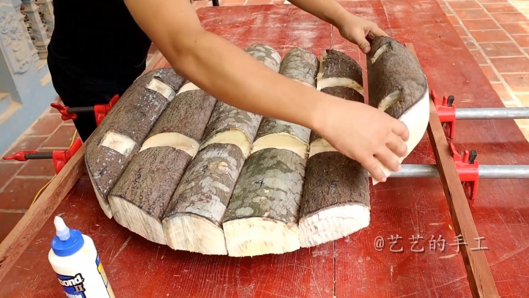 木工老师傅纯手工打造实木大桌,用传统榫卯结构固定,简单又大气