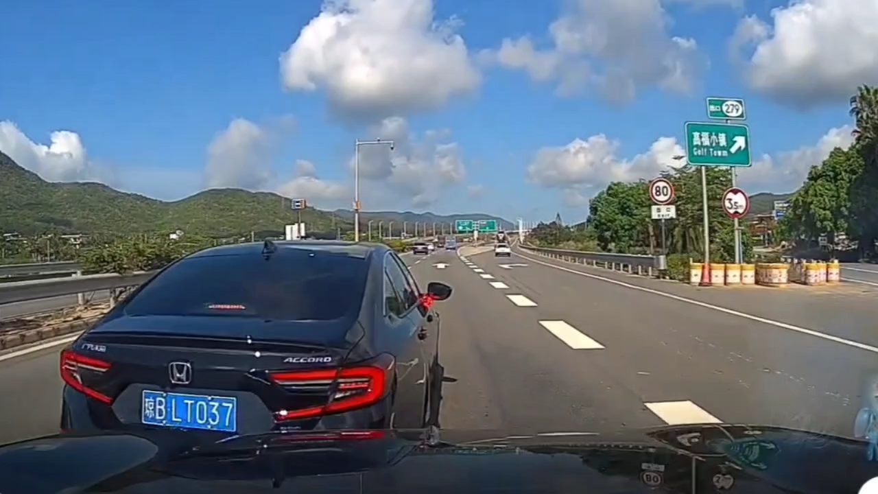 高速路口,前车强行变道,红旗碰撞预警,主动刹车。