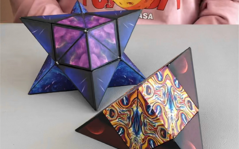 这是一款3D磁吸几何魔方,能够变换多种图形,还能多种组合变化,在玩的...