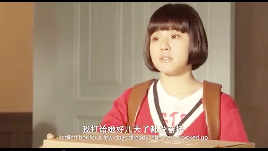 四姐妹毕业,三个人一起嘻嘻哈哈走出校门,另一人却伤心躺在地上