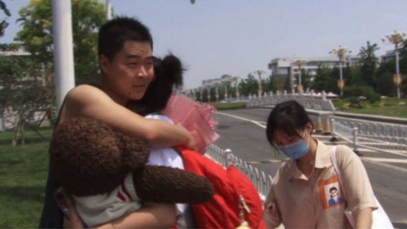 用歌声和拥抱离别!山东一高校学生因没有毕业照遗憾落泪