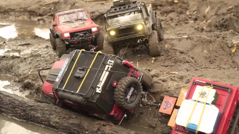 RC模型车:这越野车是真的暴躁,牧马人掉落河床JEEP福特三车救援