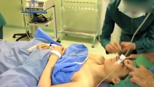 外国美女整容麻醉全过程 男医生动作娴熟