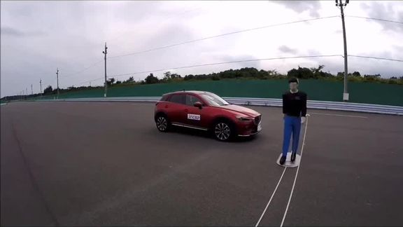 汽车主动刹车系统,将要撞到前方车辆行人,汽车会自动减速或刹停