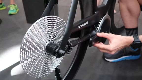 大学生发明“传动轴”自行车,时速可达60千米,50万不卖