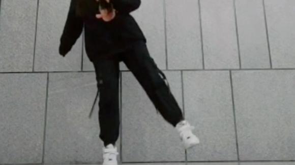 简单的鬼步舞花式 帅气又漂亮 一分钟就学会