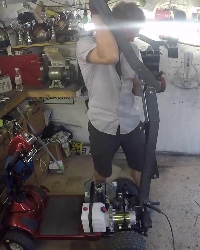 电动车被小伙装上液压杆,开动后瞬间长高3米#星知计划#