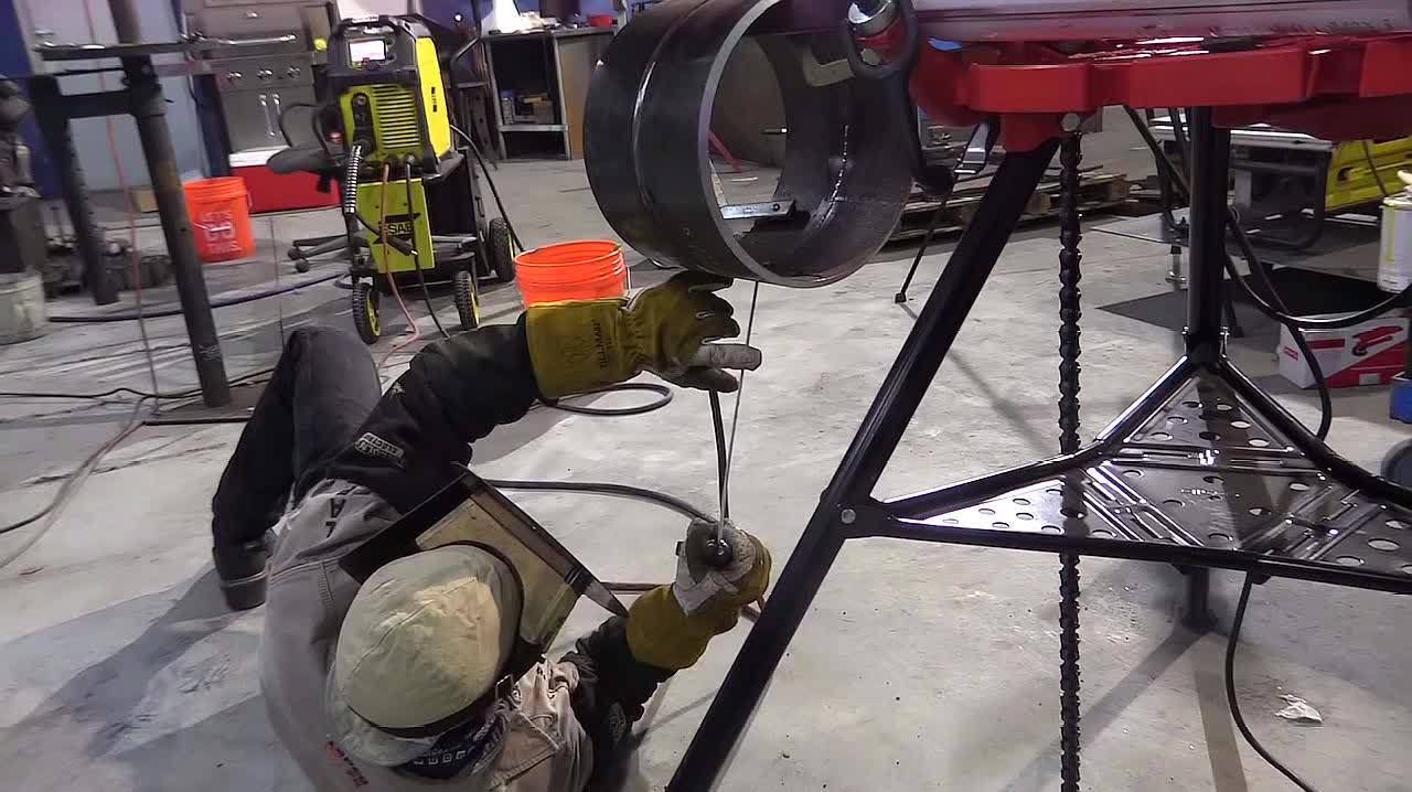 男子用7016焊条焊接管道,整个动作很慢,看完新手也能做到