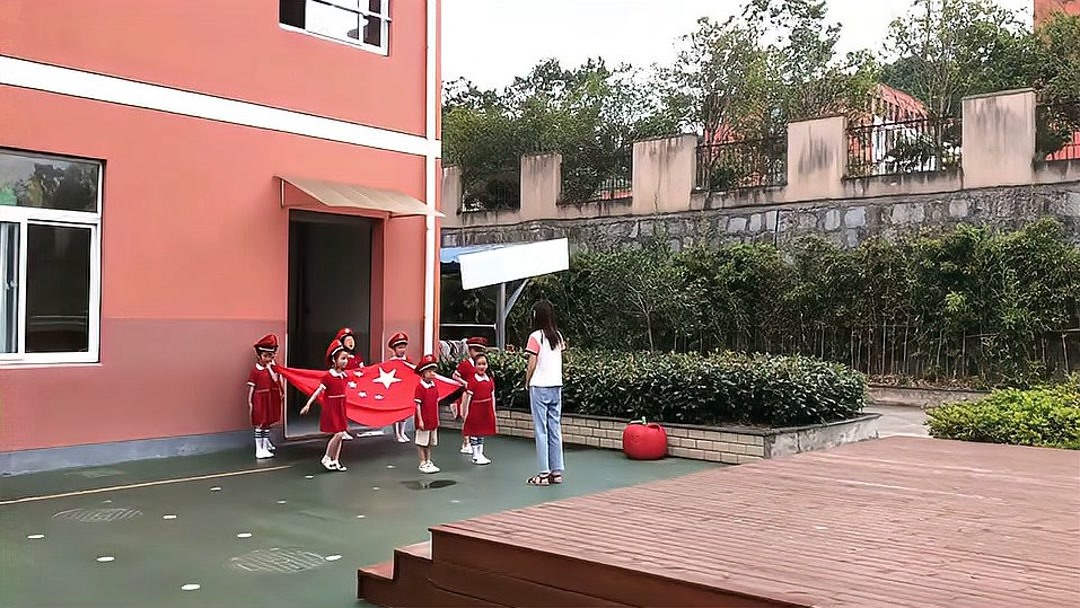 优姐幼儿园组织的升旗仪式~一个人对祖国的热爱要从小开始培养!