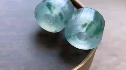 光刷刷的玻璃种刚花翡翠桶珠,可以做个情侣套装,男的一颗做手串,女的...