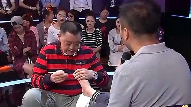 观众现场体验大师级别修脚,修脚大师告诉大家用醋泡脚可杀菌