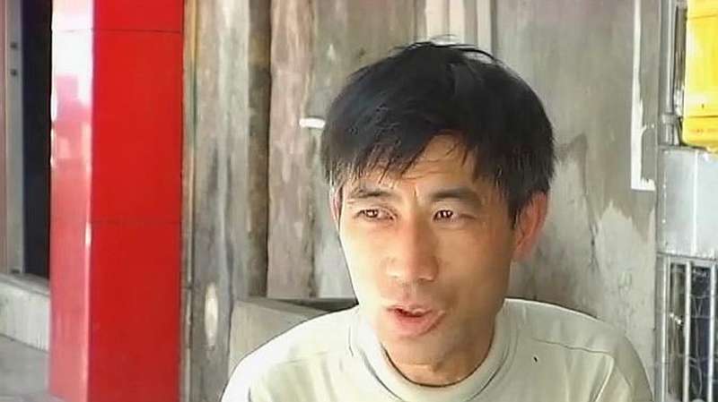 无良父亲出卖女儿,残疾孩子乞讨赚钱养家,竟两次被乞讨团伙殴打