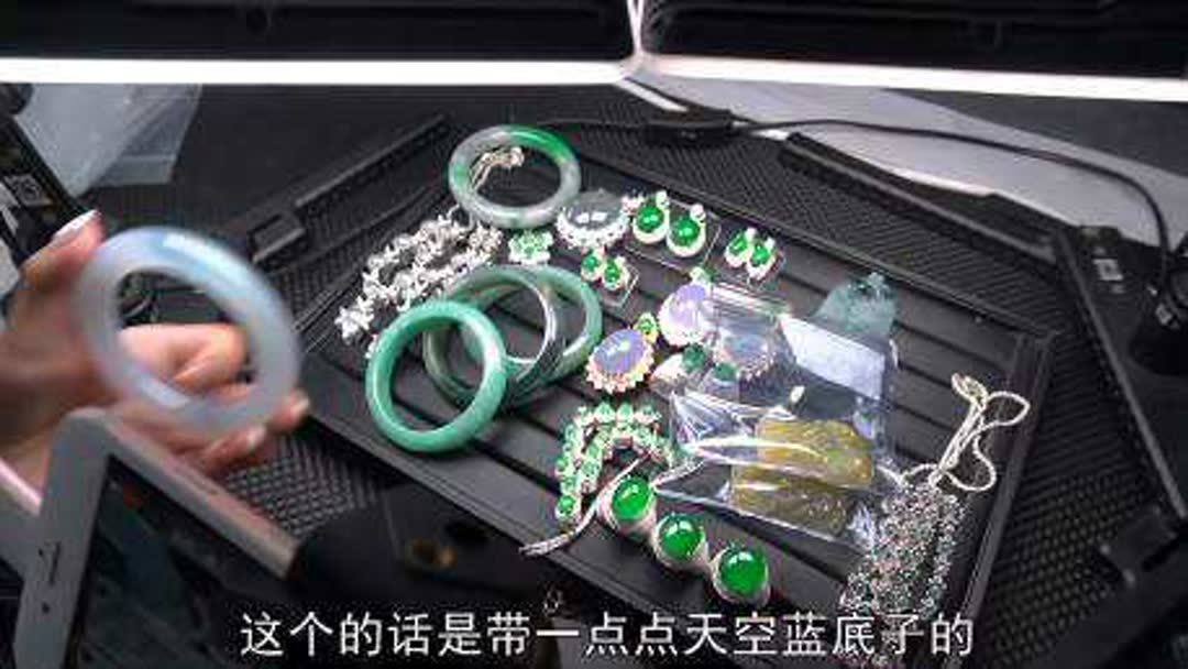 超美的翡翠手镯,君宝全收下!你觉得缅甸翡翠手镯性价比如何?