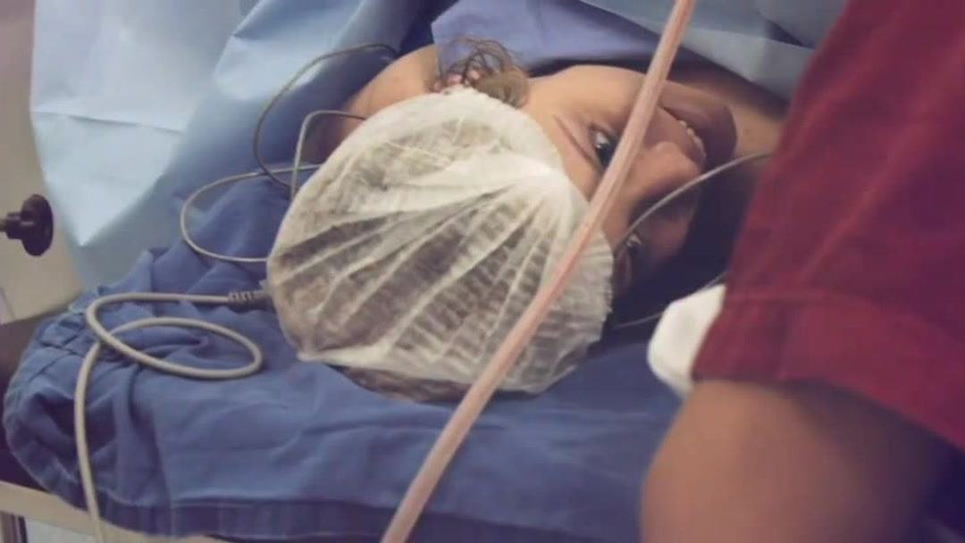 记录孕妇分娩过程 妈妈的泪水让人心疼