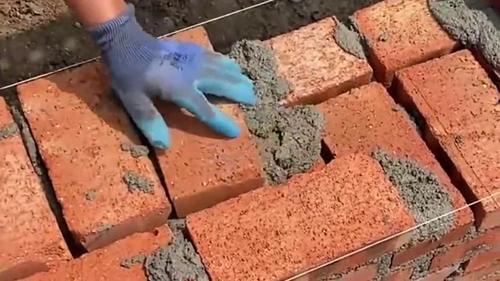 工地的日常生活,三一砌砖法,一铲灰一块砖一挤压!
