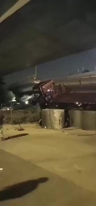 突发,无锡某高架出现塌陷,多辆车相撞