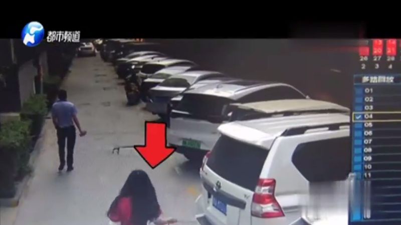 女子撞车后原地等车主,坚持道歉赔偿,车主:不用赔