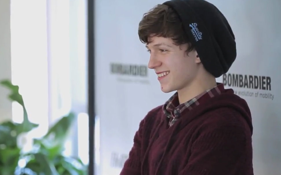 【TomHolland】《海啸奇迹》采访,戴帽子不要太可爱!下飞机不要太帅!...