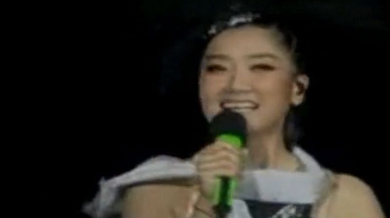 凤凰传奇现场演唱《狼的诱惑》,嗨爆全场