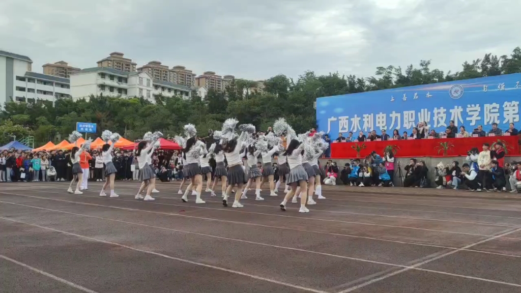 当校运会开幕式开启了鼻血模式