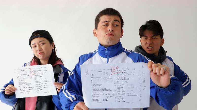 老师按成绩排座位,考0分的学渣竟坐在第一排,什么鬼!