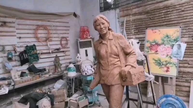 学院派农村小伙给大家展示博物馆雕塑的制作过程,泥土和技术并存