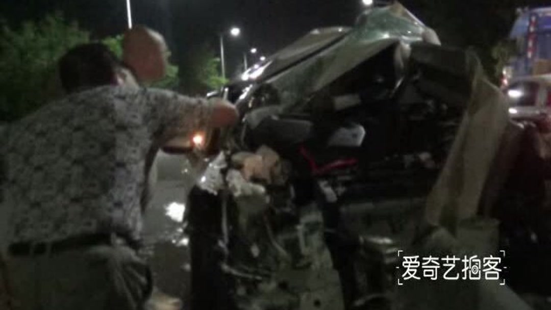 【拍客】实拍轿车撞护栏司机险“贯穿”