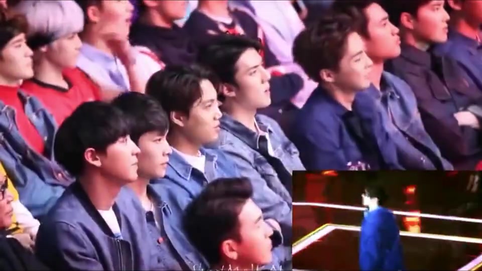 华晨宇演唱我管你, 全场粉丝大合唱, EXO在台下都看呆了