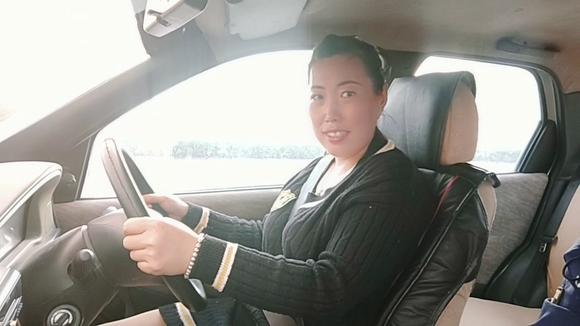 美女第一次开车,居然忘了车点么挂挡,网友:当初教练怎么教的?