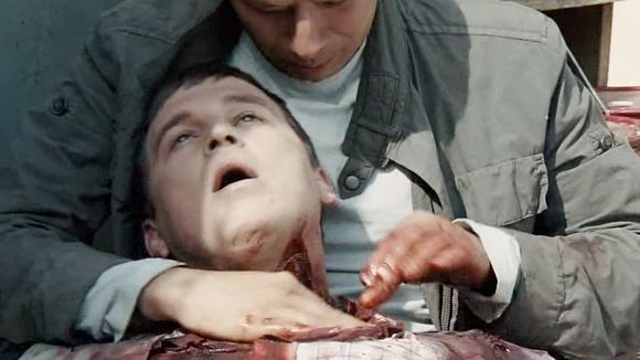 悍匪街头激战,发射火箭筒炸毁特警车辆!AK射穿脖子直接翻白眼