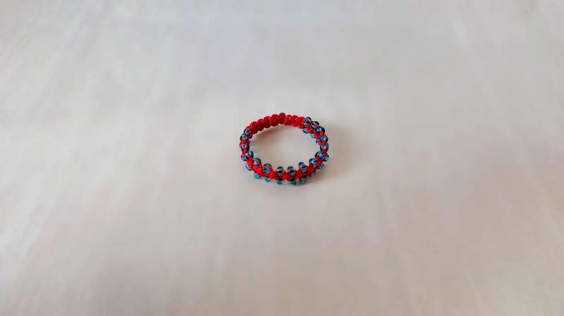 红绳水晶珠子戒指编织过程,用两根红线,一些珠子,轻松编戒指