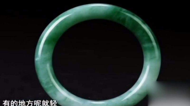 短视频:鉴宝视频_大妈带来儿子送的手镯,结果专家一鉴定惊呼翡翠无疑...