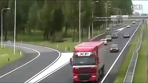 车祸现场 交警被急速汽车撞飞
