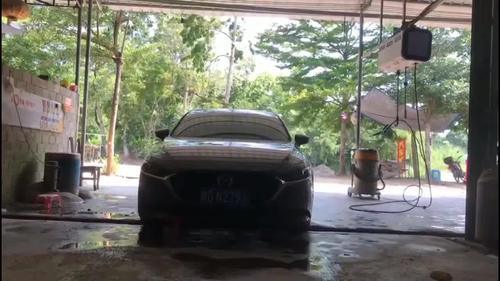 大叔给车换机油,不换的时候没啥毛病,换完显示屏亮起了黄灯