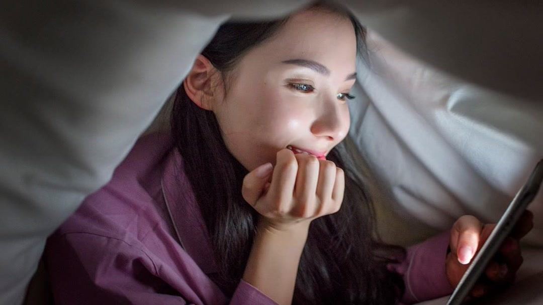 经常玩手机的朋友,应该学会这样设置手机,能让你保护眼睛